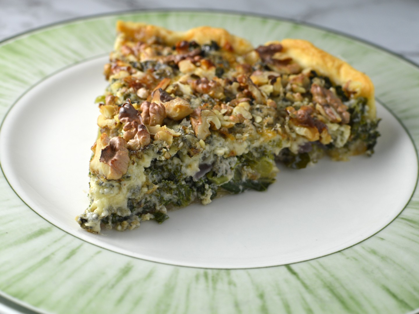 Kale pie with walnuts and blue cheese
