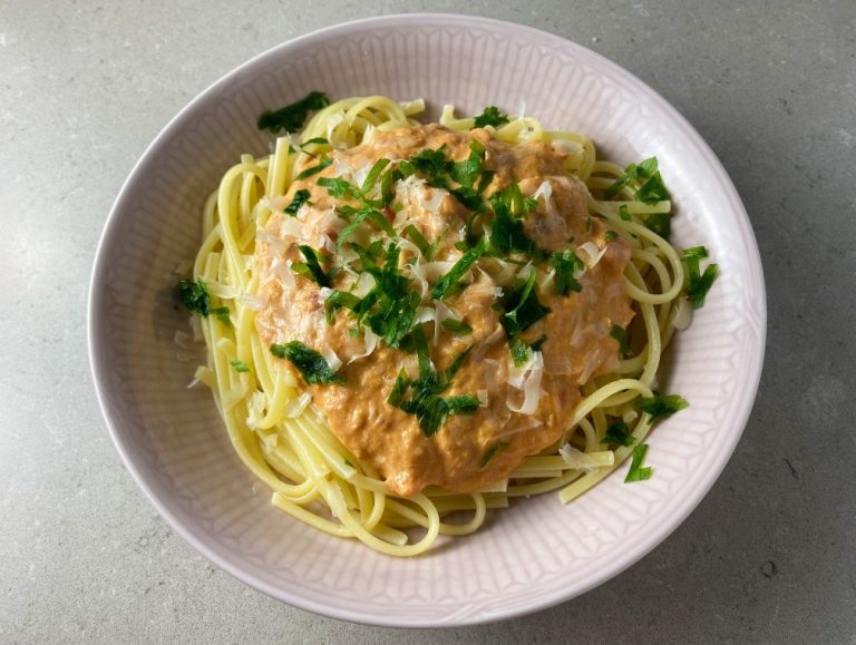 Tonfiskpasta med creme fraiche och tomat